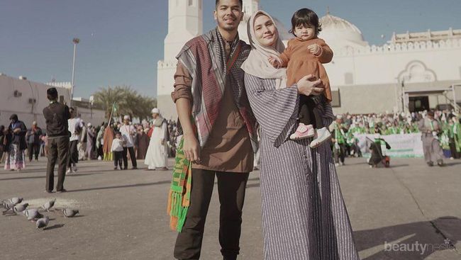 Foto: 8 Penampilan Dwi Handa yang Umroh Bersama Keluarga, Freya Gemas!