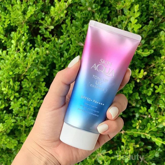 Review: Skin Aqua Tone Up UV Essence, Sunscreen yang Bikin Wajah Cerah ...