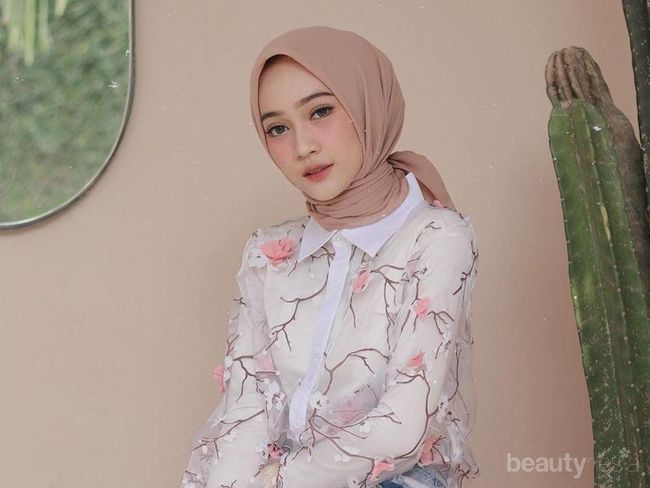 Inspirasi Outfit Bermotif Floral ala Selebgram Hijab Sinta Sri Antan