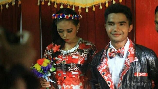 Berani Tampil Beda, Fashion Pengantin Ini Nyeleneh Banget!