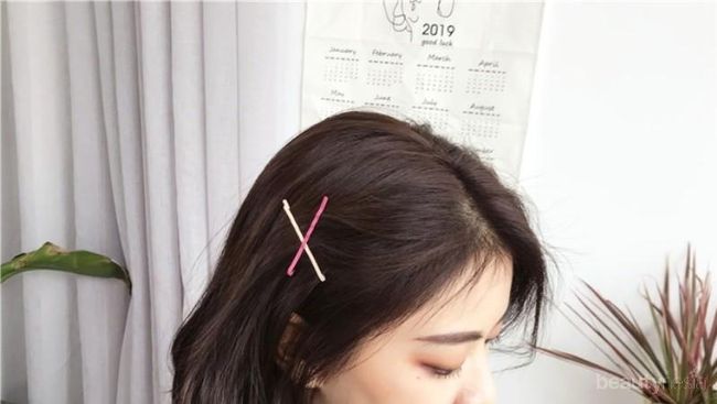 Bakal Tetap Jadi Trend di 2020, Look dengan Jepit Rambut Ini Bisa Kamu Tiru