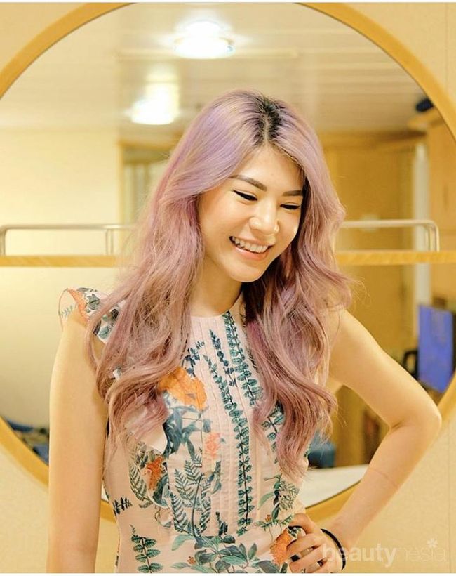 Tampil Beda di Tahun Baru, Coba 9 Warna Rambut ala Andrea Gunawan