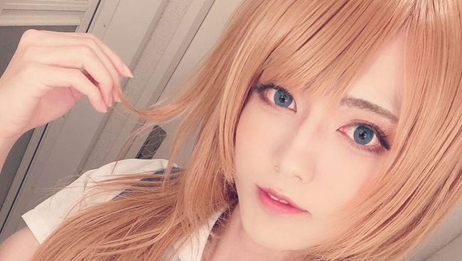 Cosplayer yang Tampil Cantik dan Seksi Ini Ternyata Seorang Pria Cosplayer yang Tampil Cantik dan Seksi Ini Ternyata Seorang Pria