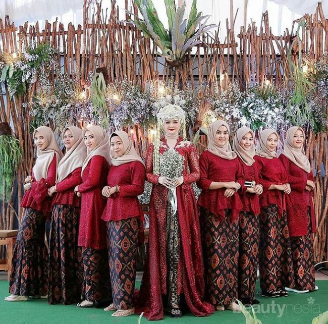 Inspirasi Kombinasi Warna Merah Maroon untuk Style Kondangan Hijab