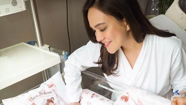 Normal Hingga Sesar Sederet Artis yang Melahirkan Anaknya di Bulan ...