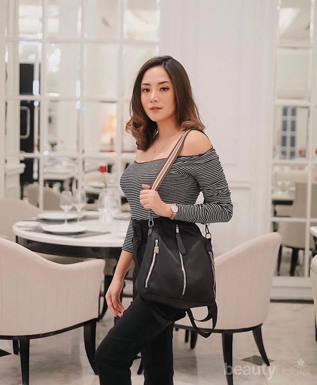 5 Inspirasi Atasan Off Shoulder yang Kekinian Abis!