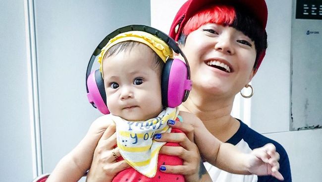 7 Foto Poppy Sovia & Putri Kecilnya, Tetap Seru di Rumah Aja - Foto 1