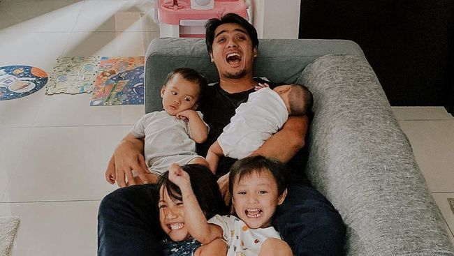 7 Potret Keseruan Ricky Harun Jadi Ayah Muda, Bantu Istri Momong 4 Anak ...