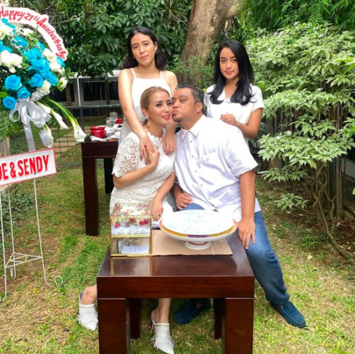 7 Foto Dede Yusuf dan Istri, 21 Tahun Menikah Jauh dari Gosip - Foto 1 7 Foto Dede Yusuf dan Istri, 21 Tahun Menikah Jauh dari Gosip - Foto 1