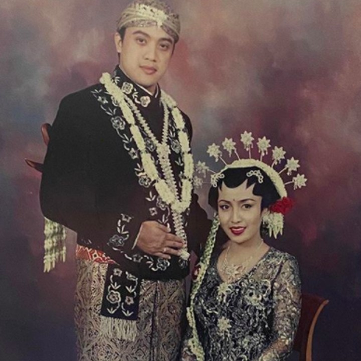 7 Foto Dede Yusuf dan Istri, 21 Tahun Menikah Jauh dari Gosip - Foto 1 7 Foto Dede Yusuf dan Istri, 21 Tahun Menikah Jauh dari Gosip - Foto 1
