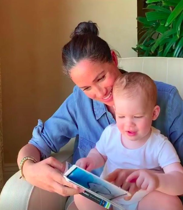 Menggemaskan, 5 Potret Archie Dibacakan Dongeng oleh Meghan Markle - 1