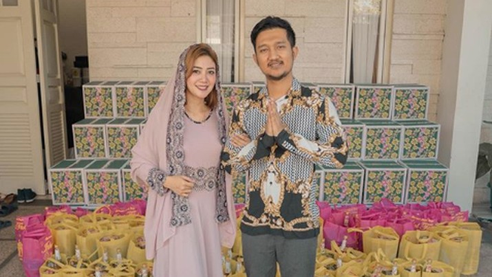 Viral Crazy Rich Surabaya Bagi Duit Jutaan, Ini Kisah Mereka!