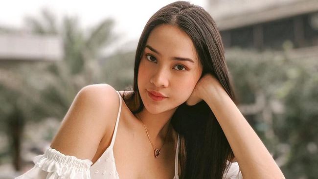Anya Geraldine Pamer Pose Panas, Netizen Halu Riuh Lagi