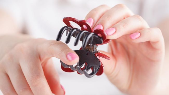 Aksesori Jepit Rambut Claw Kembali Hits, Bunda Sudah Punya?