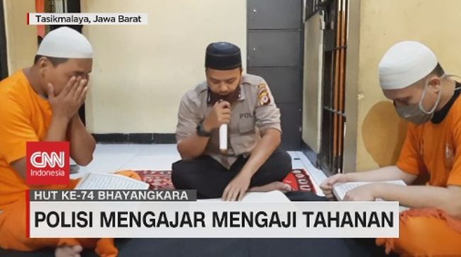 Video Polisi Mengajar Mengaji Tahanan