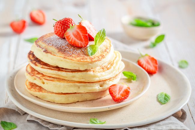 Resep Pancake Teflon, Lembut dan Enak Pakai Saus Stroberi