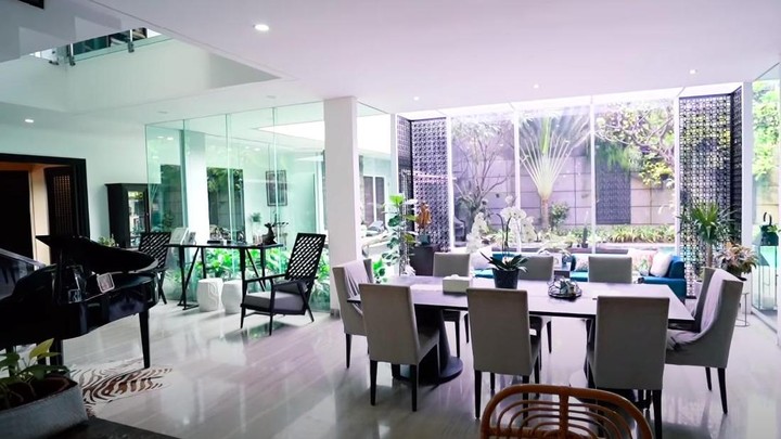 7 Potret Indahnya Rumah Rossa, Adem Bak Villa Mewah di Tengah Kota - 5