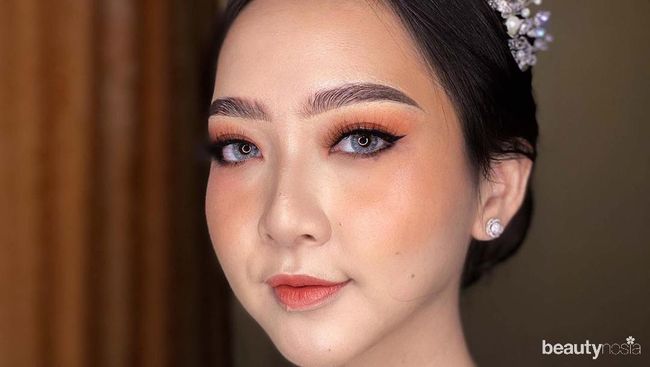 Cantiknya Asta Riri, Makeup Sendiri di Hari Pernikahan