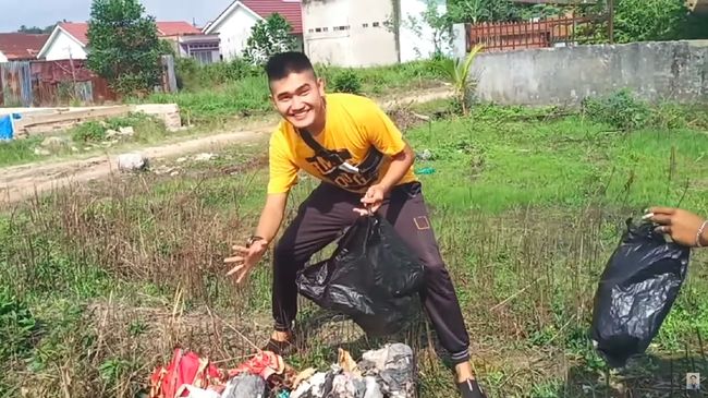Usai Ferdian Paleka, YouTuber Ini Prank Bagikan Daging Isi Sampah