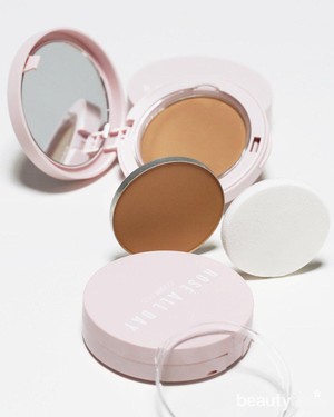 5 Compact Powder dengan Hasil Natural, Bikin Kulit Wajah Mulus!