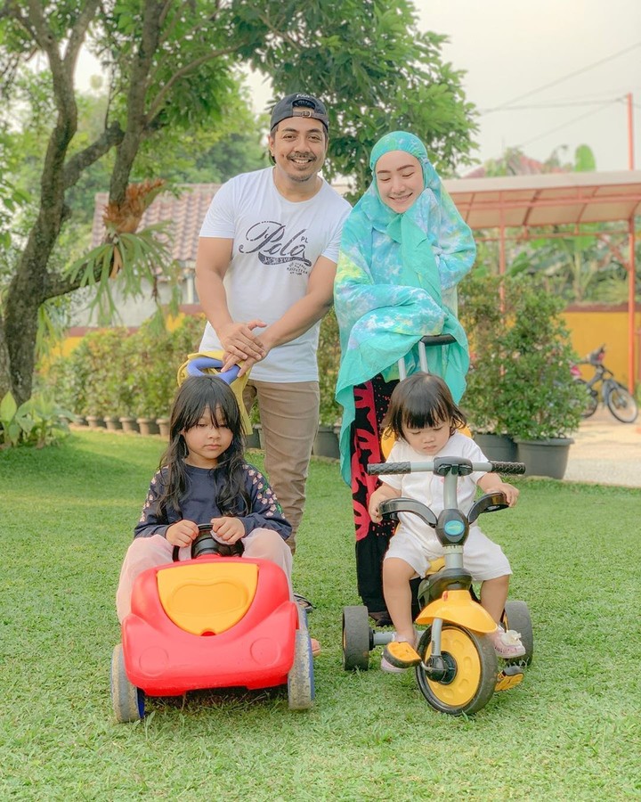 7 Potret Keluarga Ustaz Riza Muhammad dan Pesinetron Cantik Indri Giana - 6