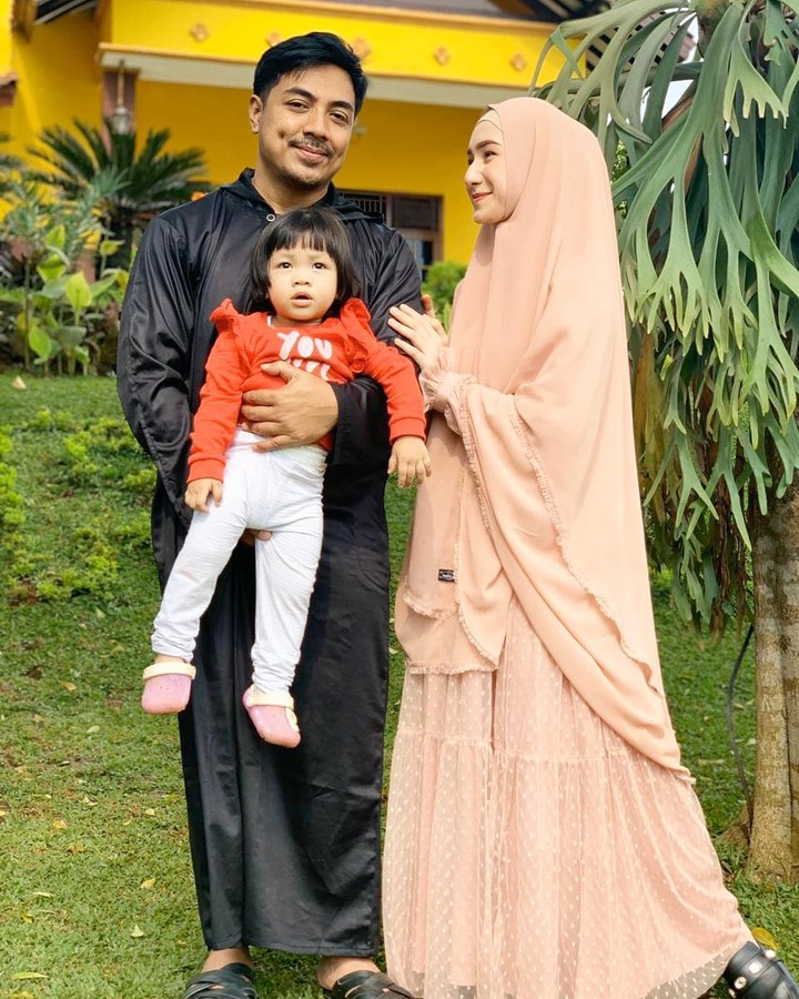 7 Potret Keluarga Ustaz Riza Muhammad dan Pesinetron Cantik Indri Giana ...