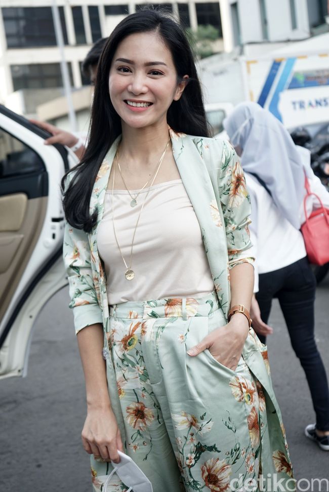 Tak Terima Disebut Mirip Bintang Film Dewasa, Bunga Zainal Akan Lapor Polisi