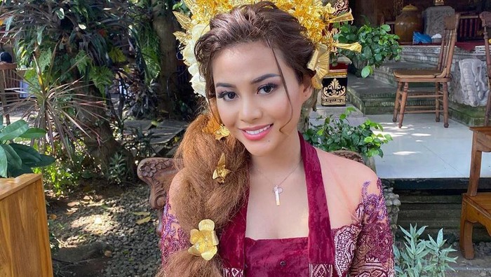 Pesona Aurel Hermansyah dalam Balutan Kebaya