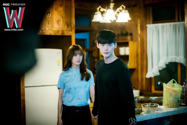 Sinopsis Drama Korea W-Two Worlds Eps 5: Lee Jong Suk Pergi ke Dunia Nyata
