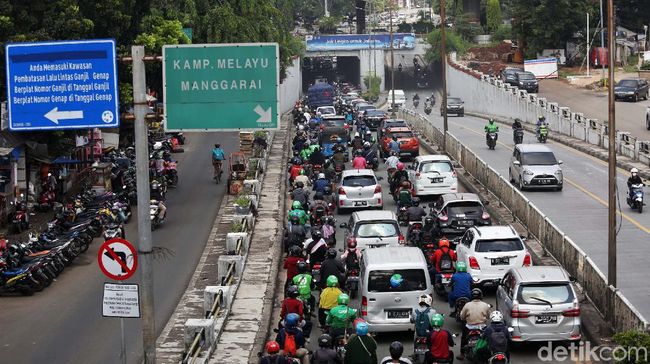 Tetap Terapkan Protokol Kesehatan Meskipun Terjebak Macet di Jalan