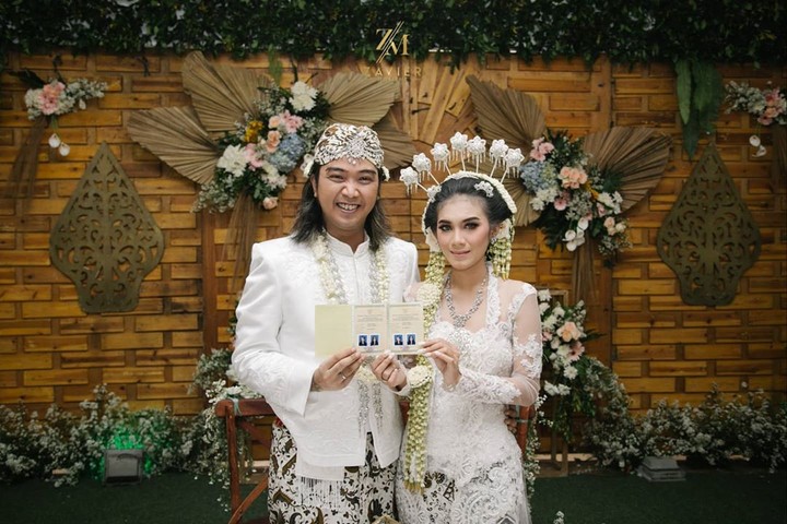7 Potret Mesra Bojes AFI & Istri, Nikah Setelah Pacaran Beberapa Bulan - 7