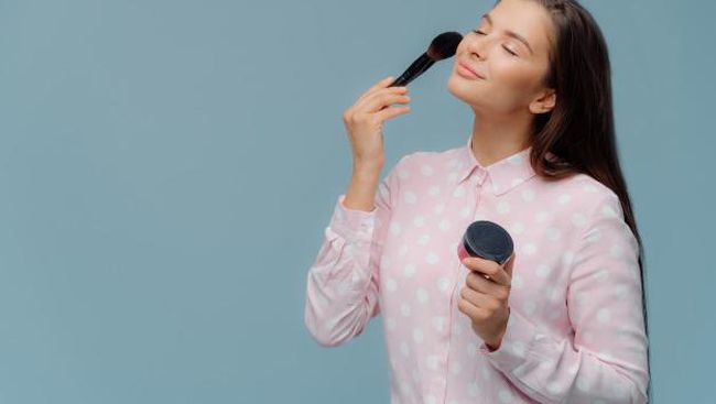 Tanpa Alat, Kamu Bisa Cuci Alat Makeup dengan Cara Ini