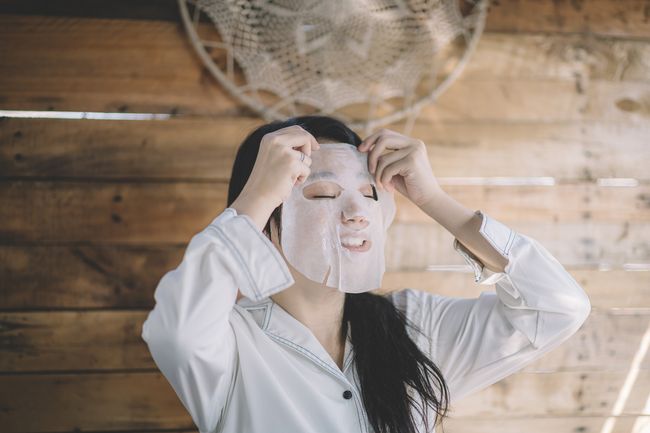 Cara Memakai Sheet Mask di Malam dan Pagi Hari yang Benar