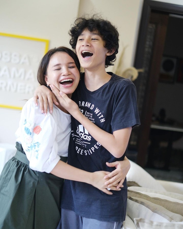 7 Potret Rossa dan Yoyo Kompak Besarkan Anak Usai Bercerai - 7