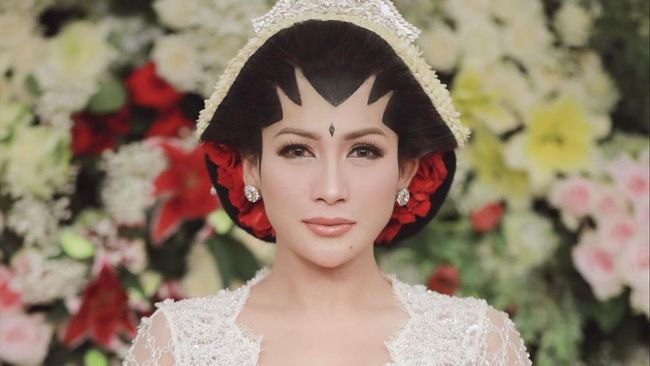 Tata Janeeta Akhirnya Pamer Foto Brotoseno sebagai Suami Baru