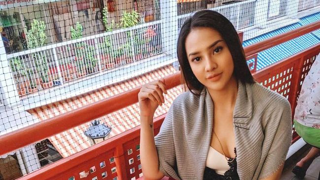 Tiduran Manja di Lapangan Golf, Anya Geraldine Jadi Sorotan