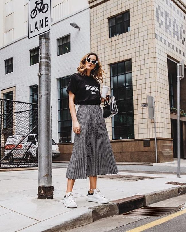 Anti Mati Gaya, 9 Perpaduan Outfit Kaos dan Rok Ini Bikin Kamu Cool