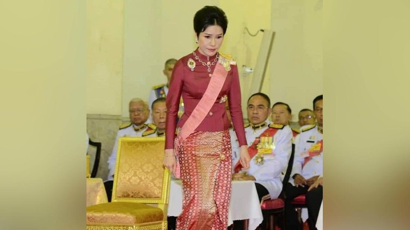 Potret Selir Raja Thailand Sineenat yang Fotonya Viral - Foto 3