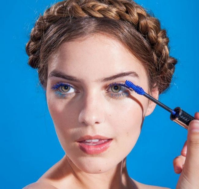 Ayo Berani Tampil Beda di Akhir Tahun dengan 5 Produk Maskara Berwarna Ini!