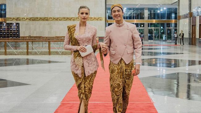 6 Potret Istri Bule VJ Daniel Pakai Kebaya, Cantik dan Anggun Bun - Foto 1