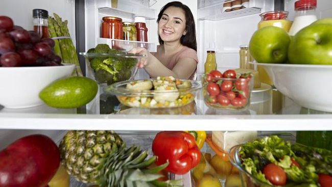 7 Langkah Menata Isi Kulkas Agar Muat Banyak Makanan & Terasa Lapang
