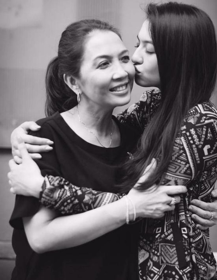7 Potret Cantiknya Ibunda Raline Shah, Awet Muda Bak Kakak Adik - Foto 7