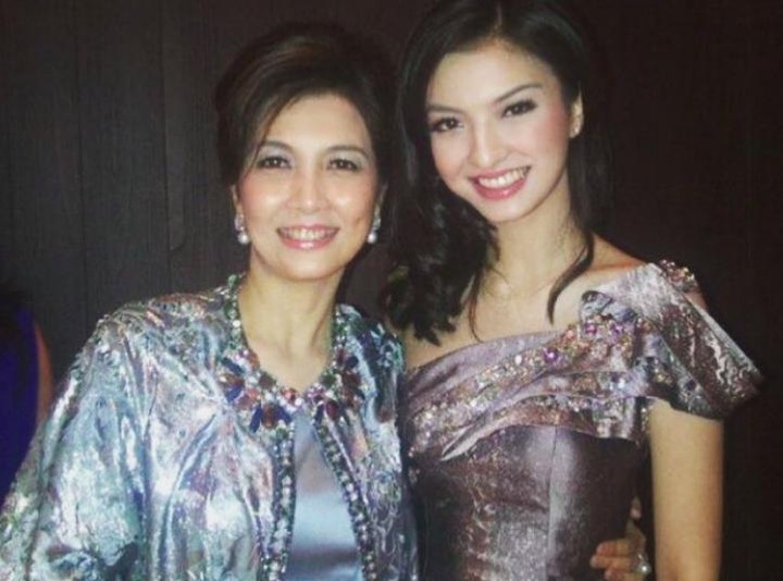 7 Potret Cantiknya Ibunda Raline Shah, Awet Muda Bak Kakak Adik - Foto 6