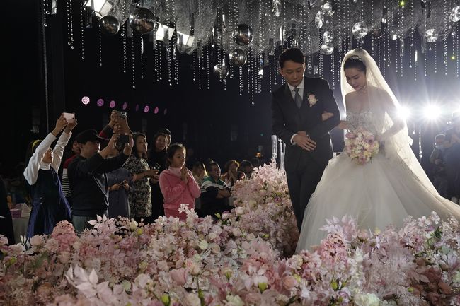 Viral Pernikahan Crazy Rich China Pengantin Pakai 100 Gelang Emas