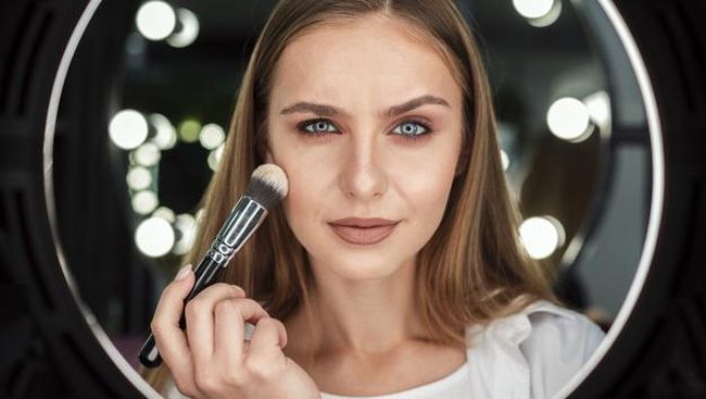 Biar Gak Dempul, Begini Lho Caranya Bikin Makeup Natural