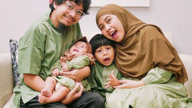 Dikaruniai 2 Anak, Ini 10 Potret Keluarga Harmonis Bena Kribo dan Vendryana