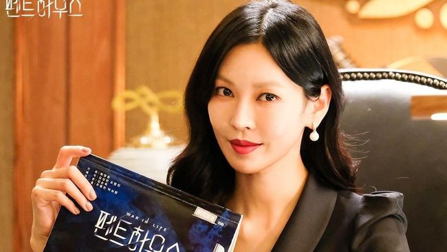 Potret Elegan dengan Lipstik Merah ala Cheon Seo Jin 'Penthouse : War ...