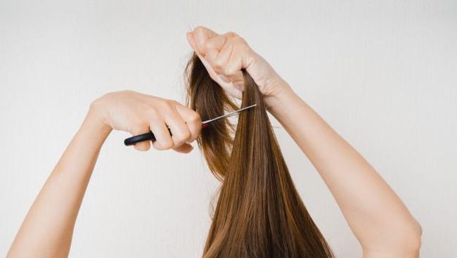 Gak Sempat ke Salon? Ini 5 Tips Anti Gagal Potong Rambut Sendiri di Rumah