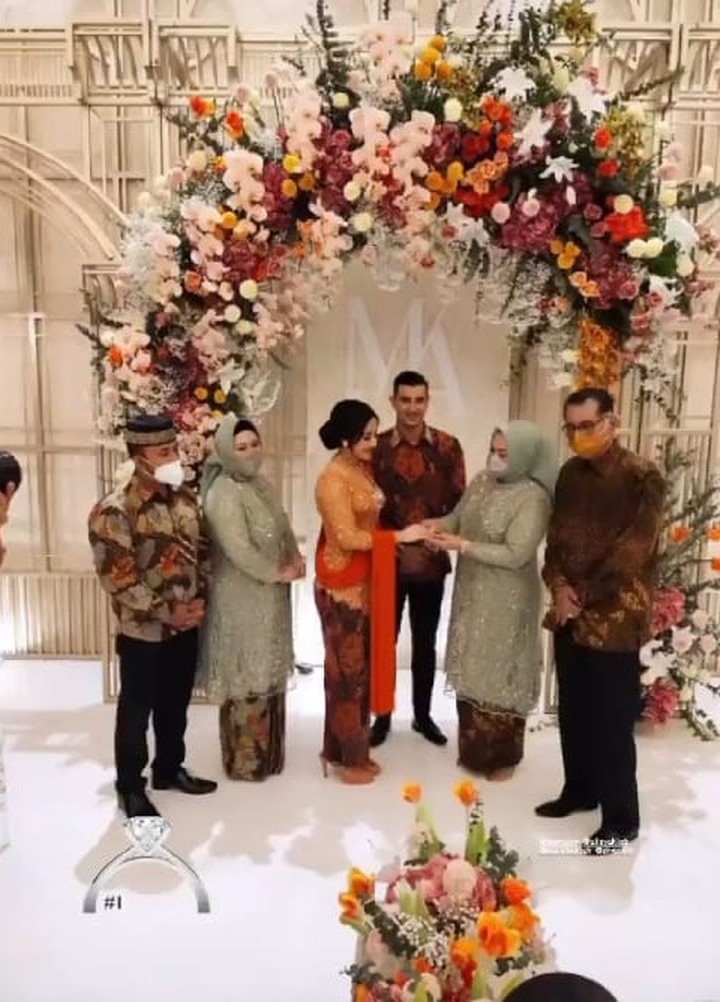 7 Foto Pertunangan Margin Wieheerm & Ali Syakieb, Cantik Berbalut ...