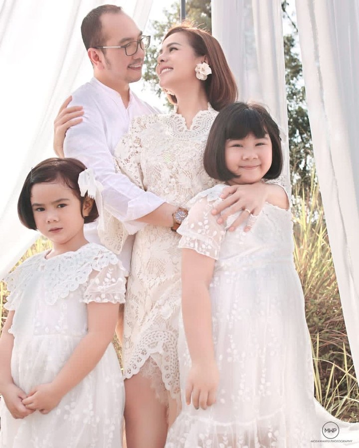5 Potret Astrid Tiar Bersama Suami dan 2 Putri Cantiknya - 4